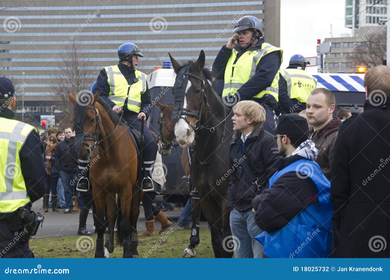 Polizei auf zu Pferde redaktionelles stockfotografie. Bild von pferd ...