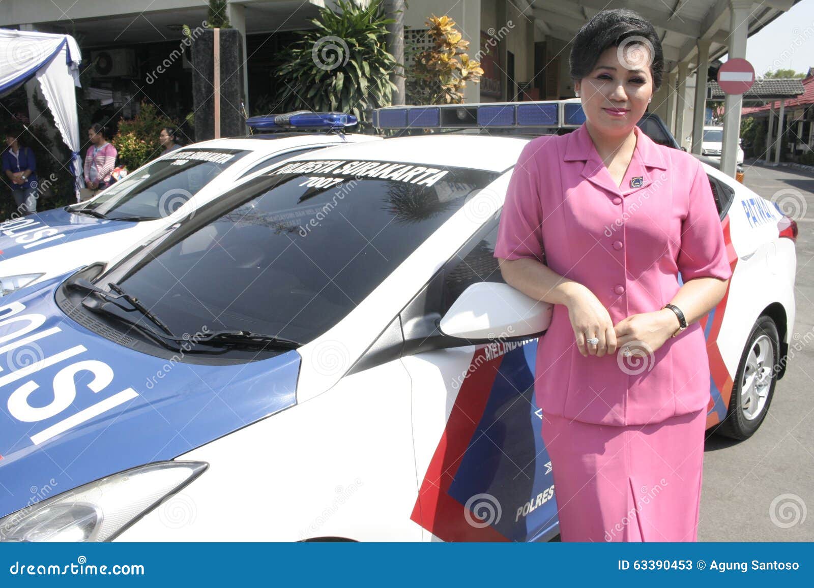 POLIZEI-UNIFORM-FRAU redaktionelles stockfoto. Bild von uniform - 63390453