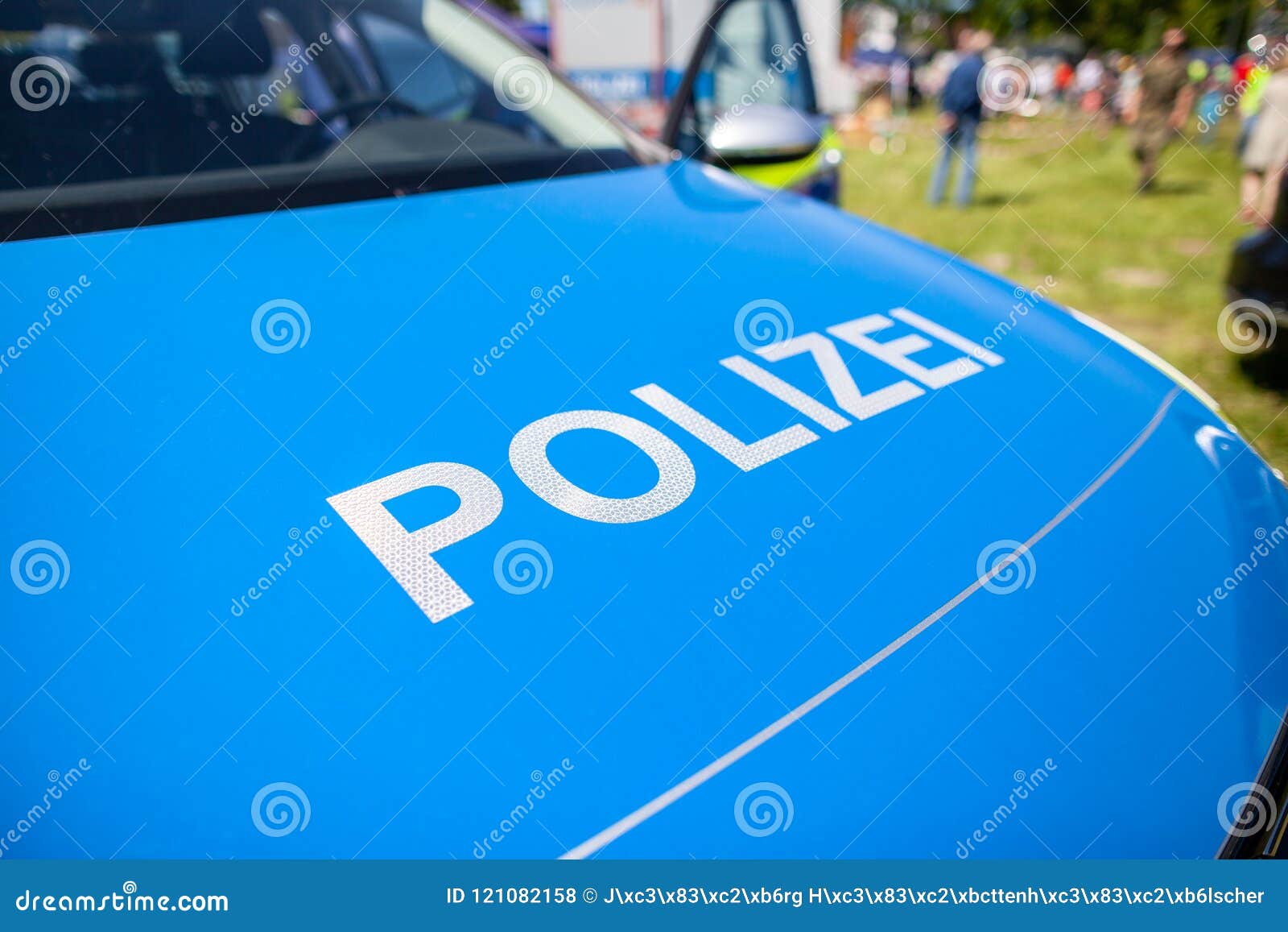 Polizei-Zeichen Auf Einem Deutschen Polizeiwagen Stockfoto - Bild von ...