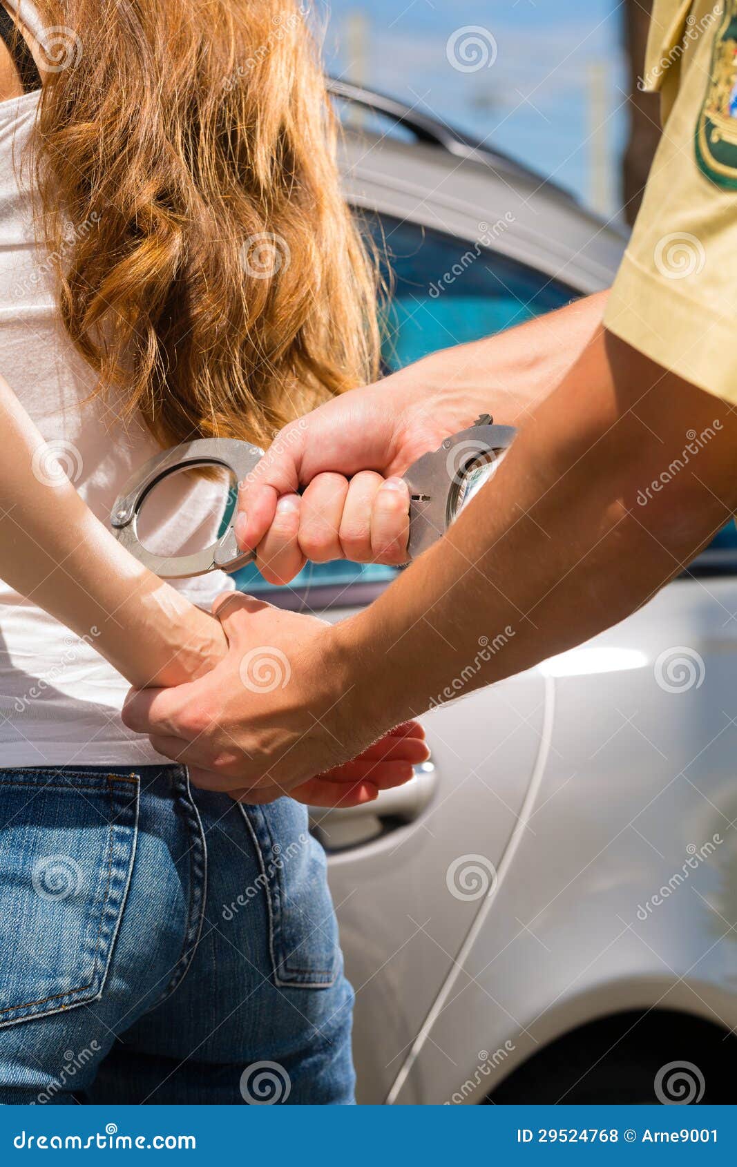 Polizeibeamte, Der Eine Frau Mit Den Handschellen Festnimmt Stockfoto ...