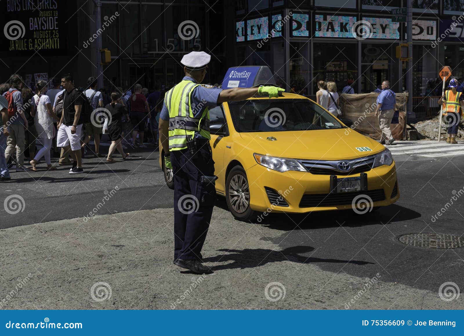 Polizeibeamte Directs Midtown Traffic Redaktionelles Stockbild - Bild ...