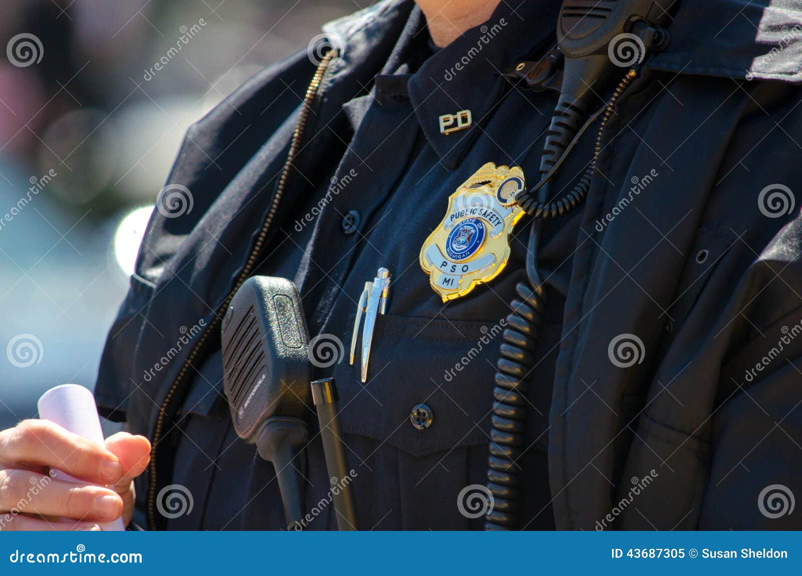 Polizeibeamte Mit Ausweis Und Uniform Redaktionelles Bild - Bild von ...