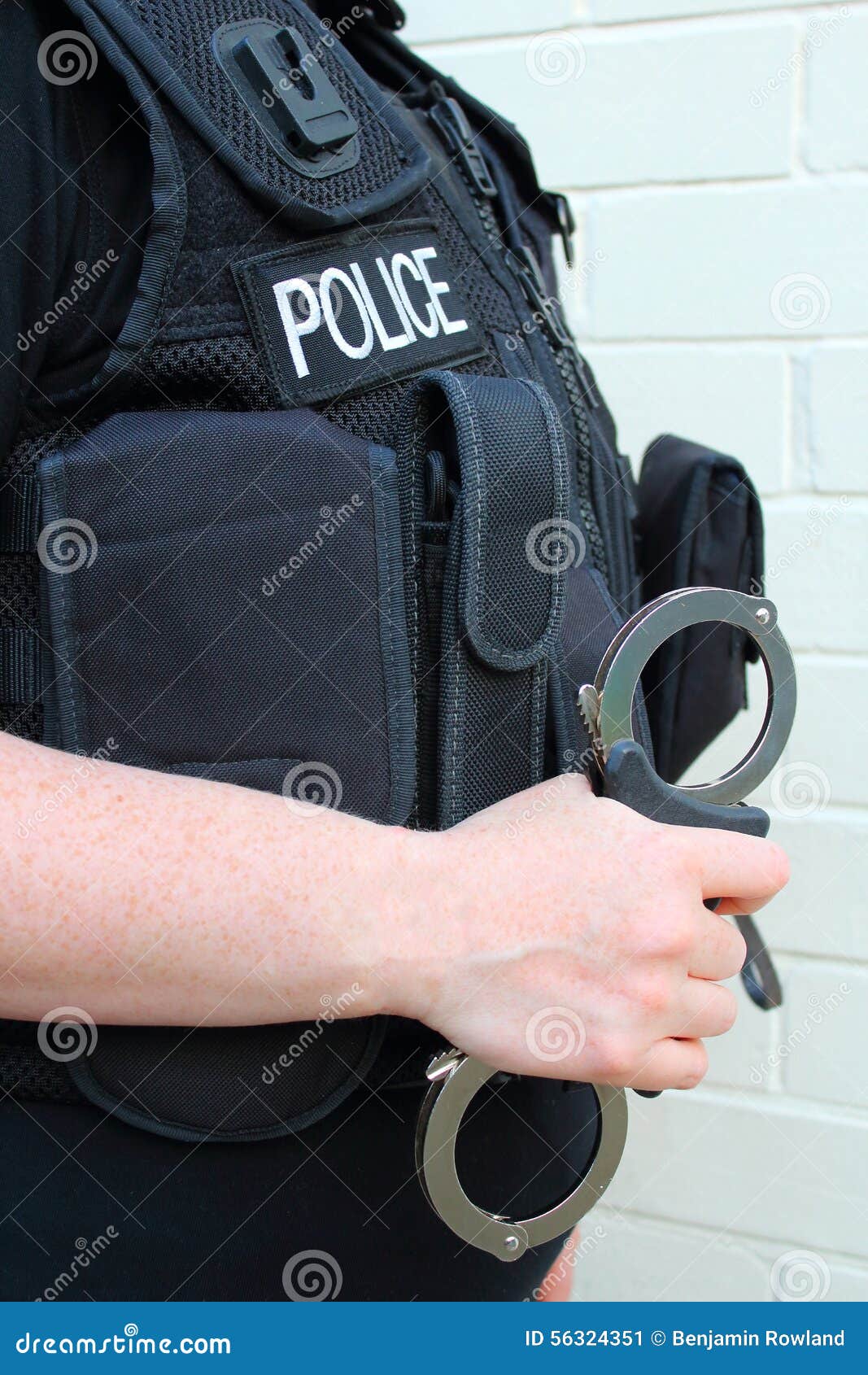 Polizeibeamte Mit Den Handschellen Stockbild - Bild von karosserie ...