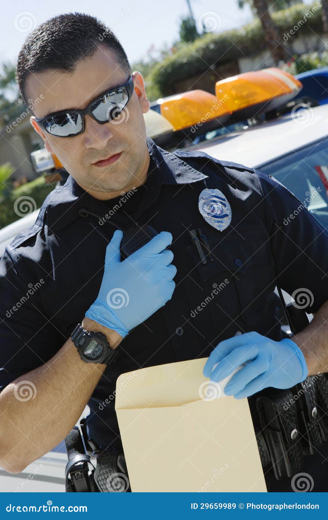 Polizeibeamte Using Two-Way Radio Stockbild - Bild von polizist ...