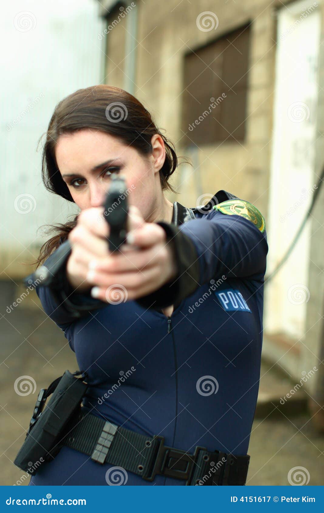 Polizeifrau mit Pistole stockbild. Bild von gewehr, frau - 4151617