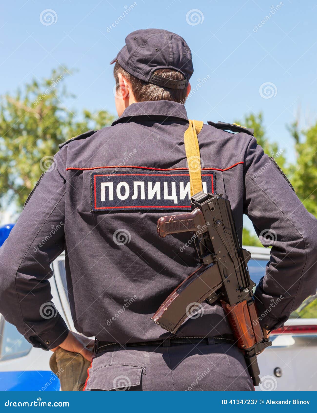 Poliziotto Russo in Uniforme Con L'arma Automatica Fotografia ...