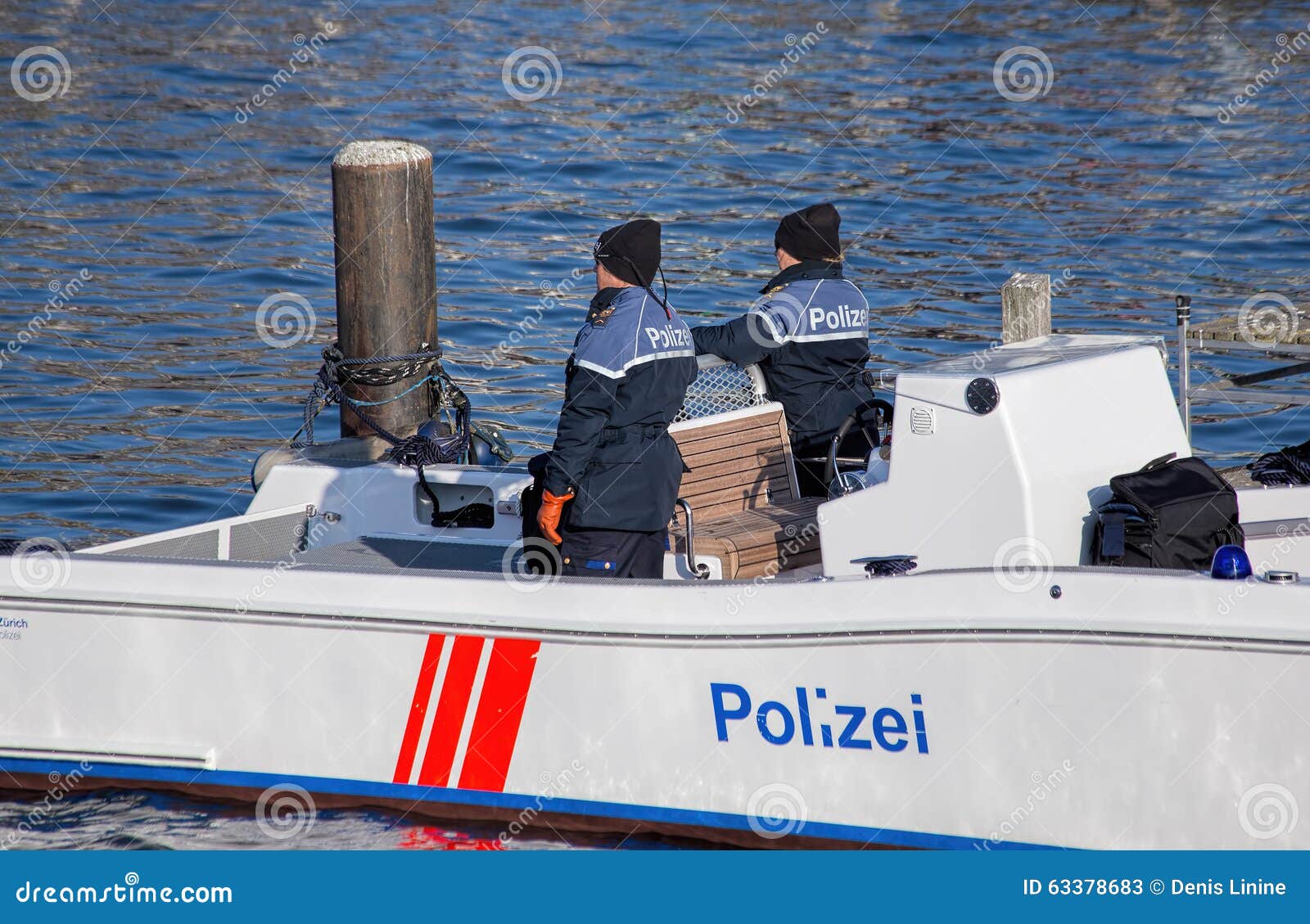 Polizisten Im Boot Auf Dem Limmat-Fluss Redaktionelles Stockfoto - Bild ...