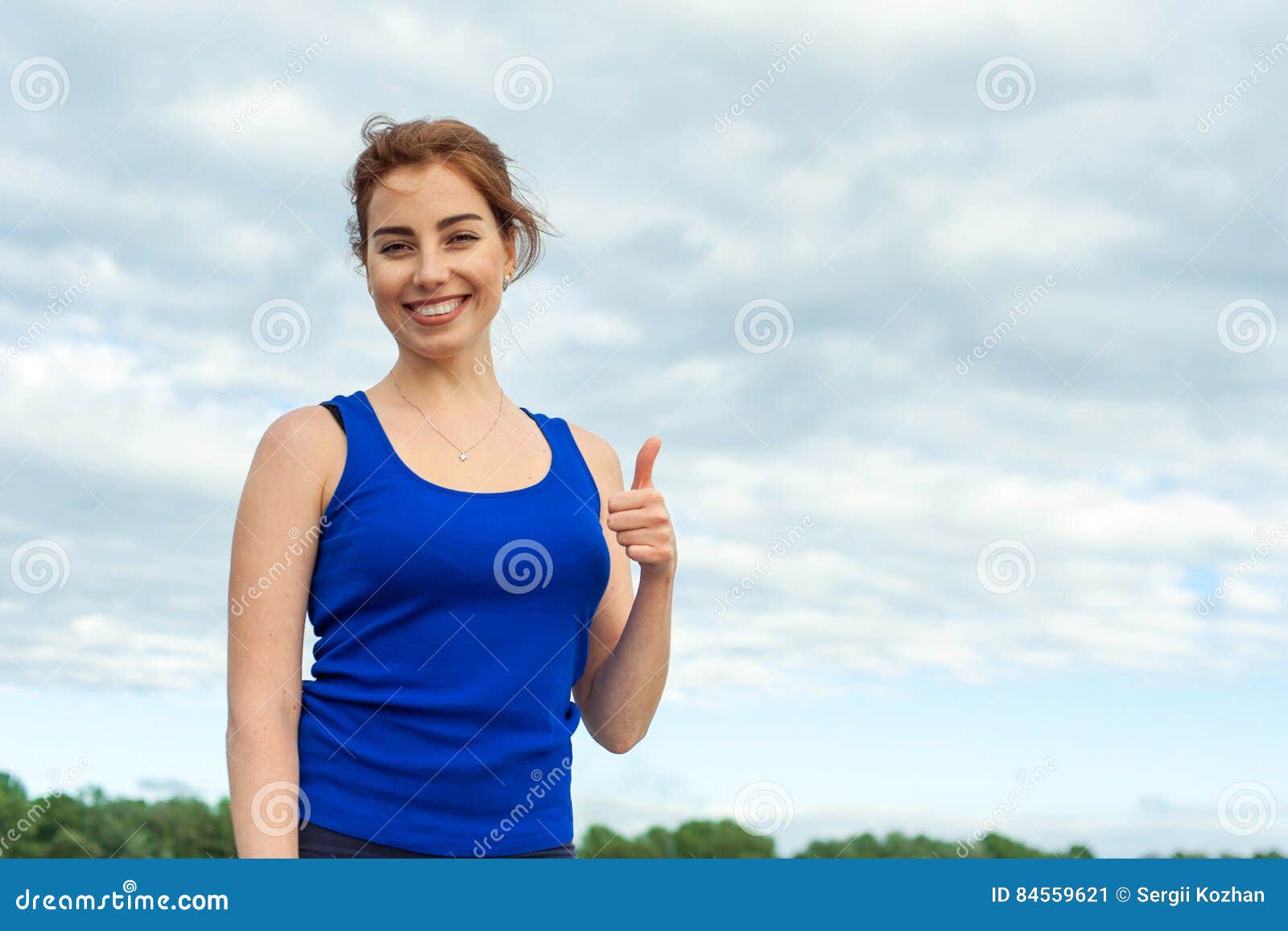 Pollice Alzato Ragazza Casuale Sorridente 02 Immagine Stock - Immagine ...