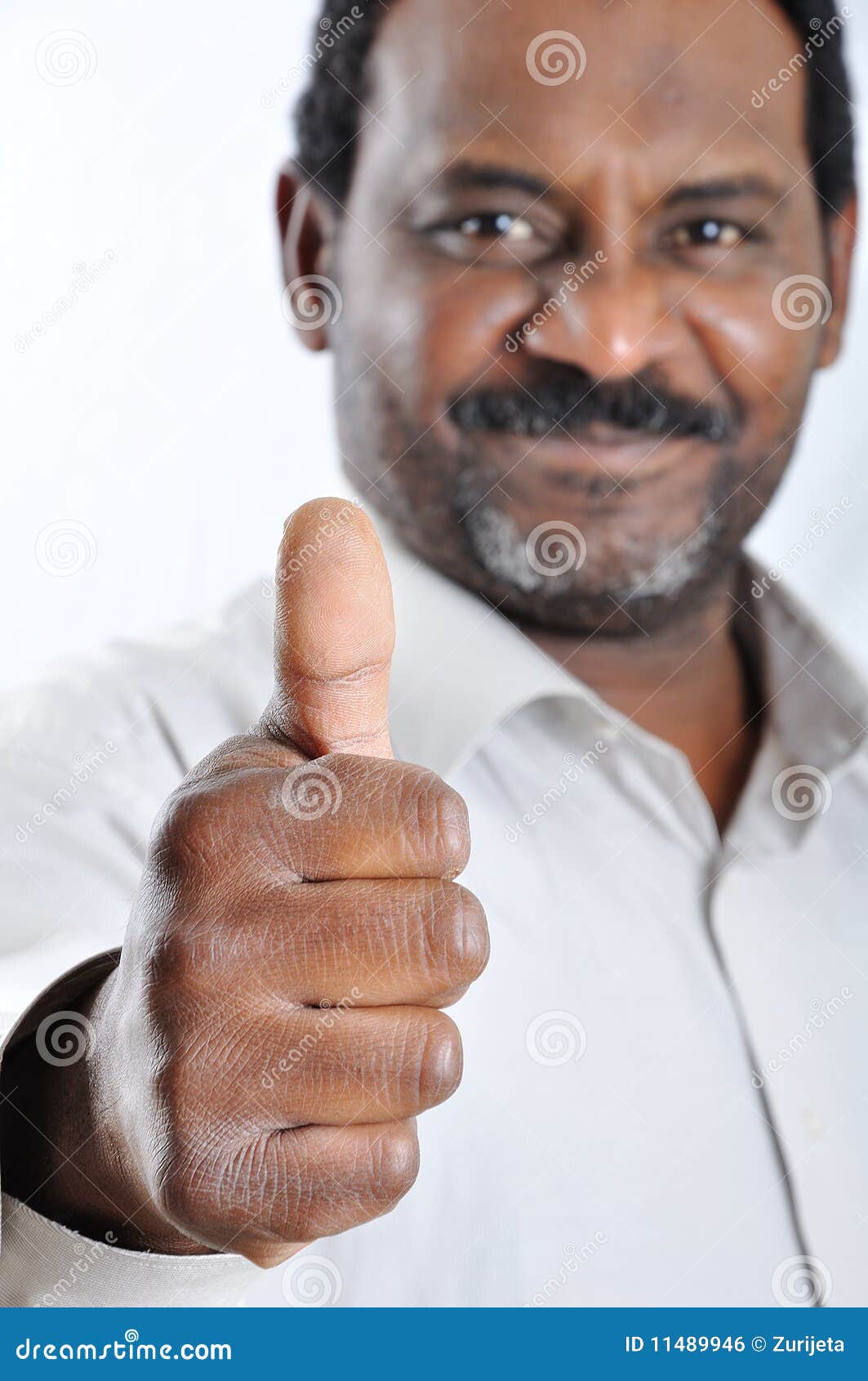 Pollice Dell'uomo Isolato Afroamericano in Su Fotografia Stock ...