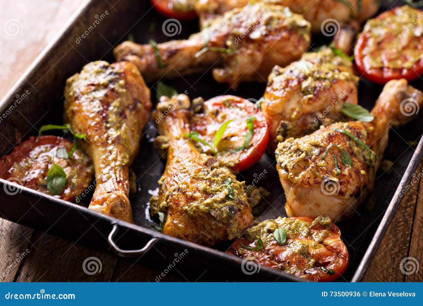 Pollo Arrostito E Pomodori Con Il Pesto Del Basilico Fotografia Stock ...