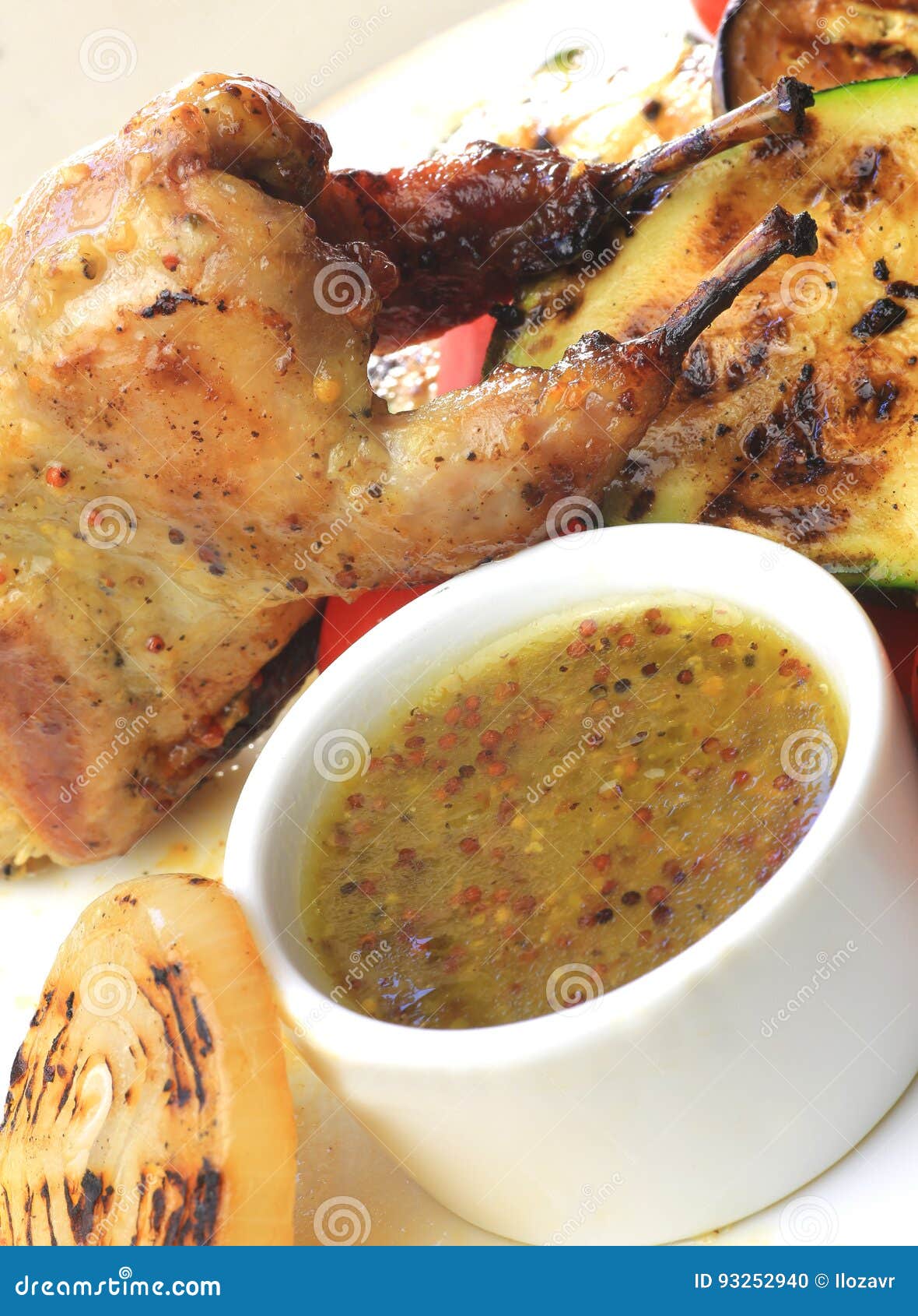 Pollo Asado, Codorniz En Un Disco Foto de archivo - Imagen de cocina ...