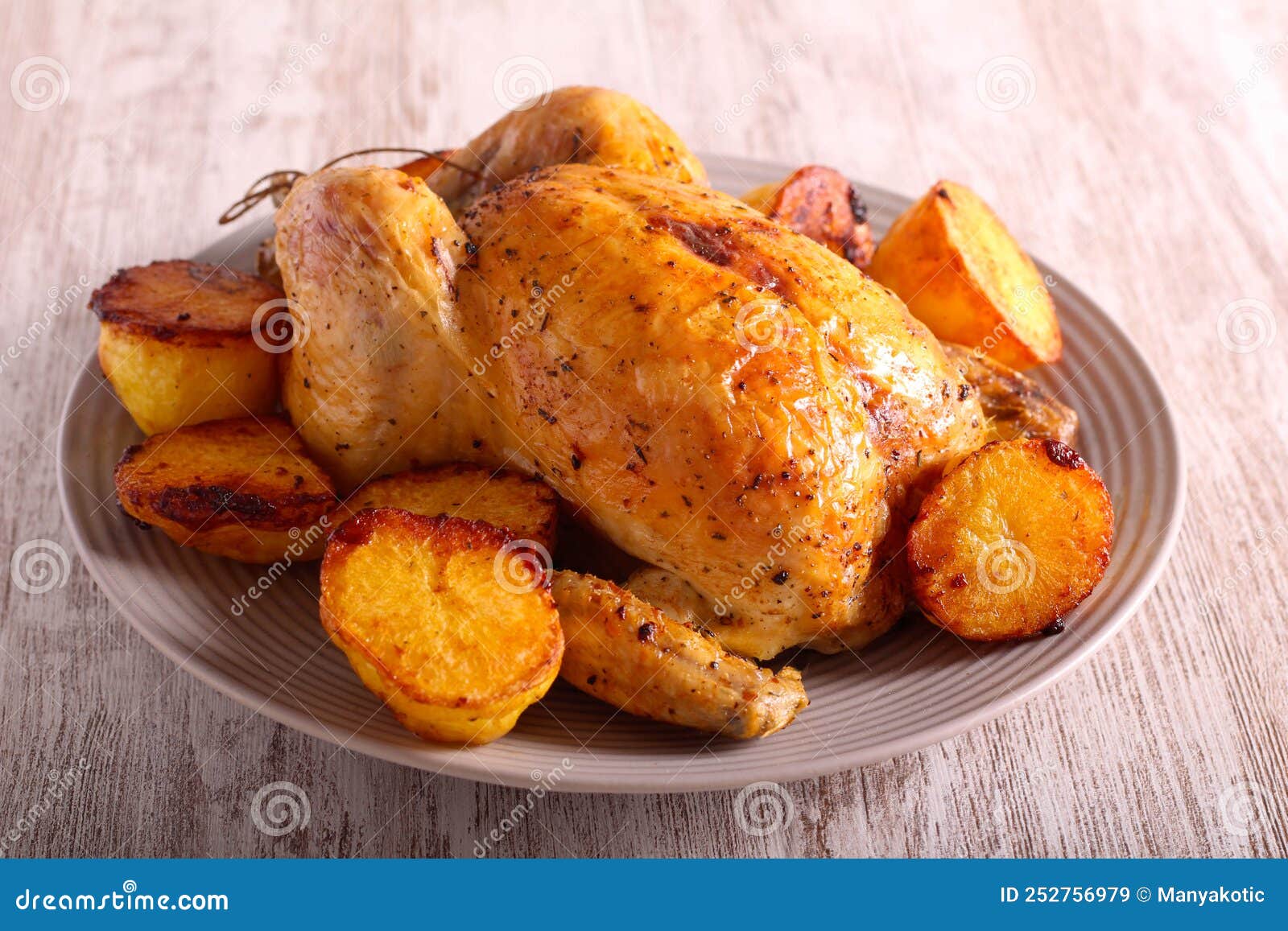 Pollo asado con patatas imagen de archivo. Imagen de asador - 252756979