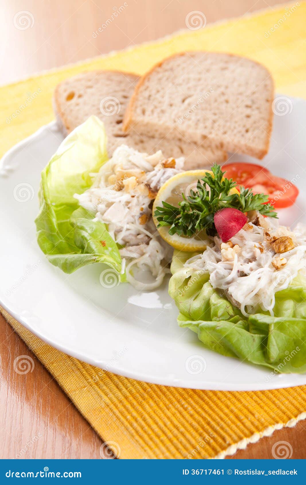 Pollo Asado a La Parrilla Con Apio Con Crema Imagen de archivo - Imagen ...