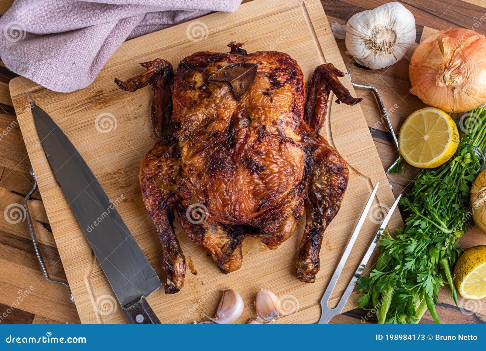 Pollo Asado Servido En La Mesa De Madera Imagen de archivo - Imagen de ...