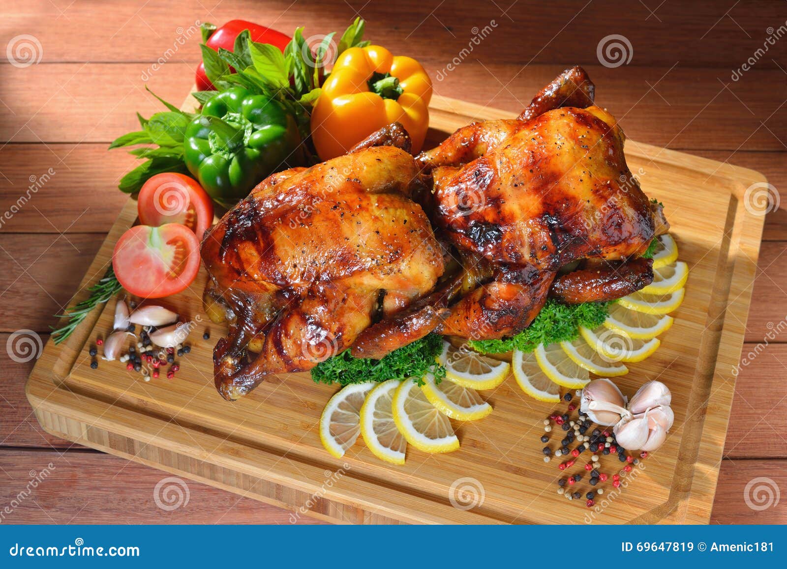 Pollo Asado Y Diversas Verduras Imagen de archivo - Imagen de jugoso ...
