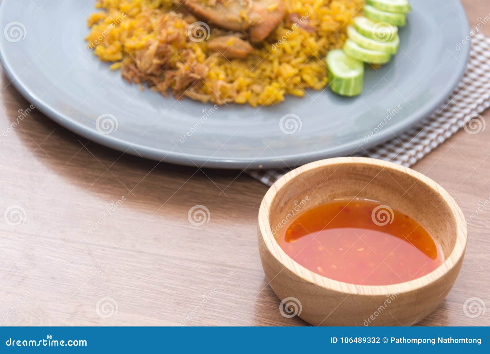 Pollo Biryani Con Arroz Y Salsa Foto de archivo - Imagen de arroz ...