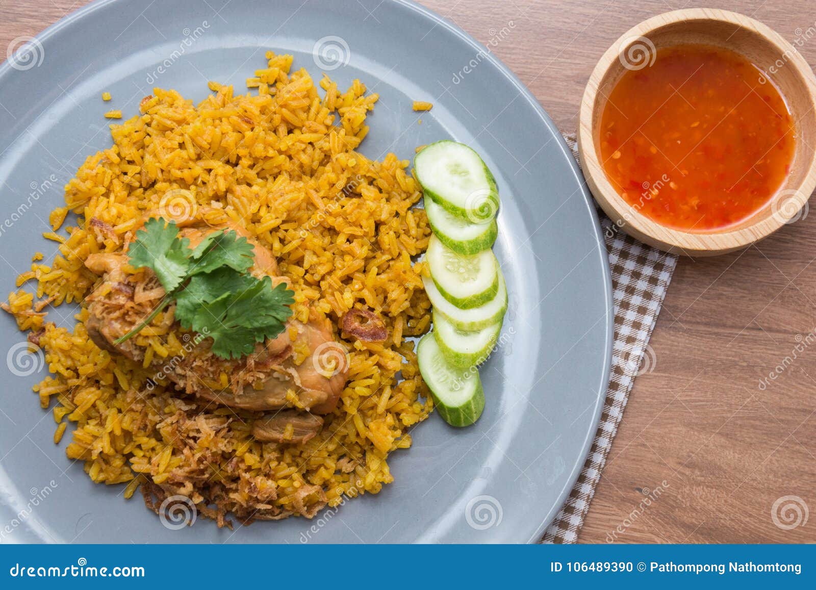Pollo Biryani Con Arroz Y Salsa Foto de archivo - Imagen de hierba ...
