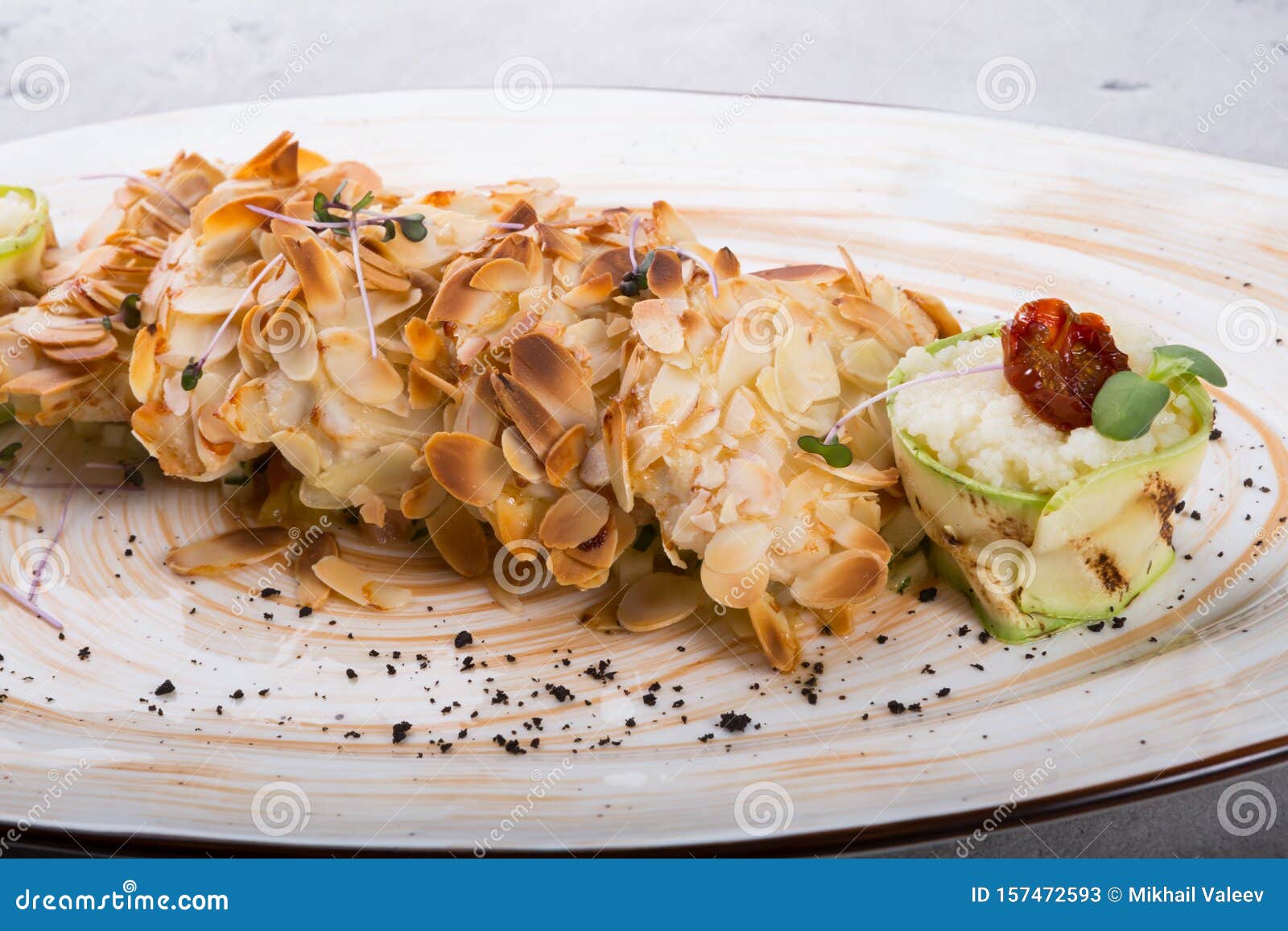 Pollo Calvo Con Almendras Y Quinua Imagen de archivo - Imagen de ...