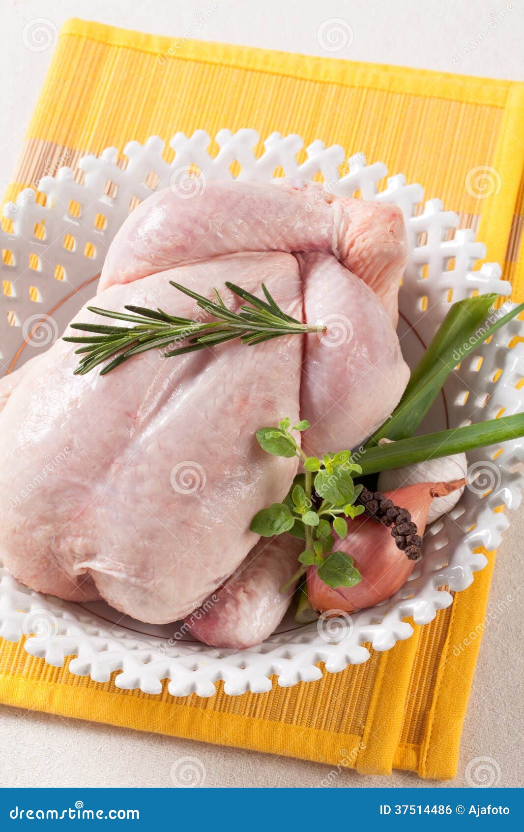 Pollo crudo foto de archivo. Imagen de poultry, vida - 37514486