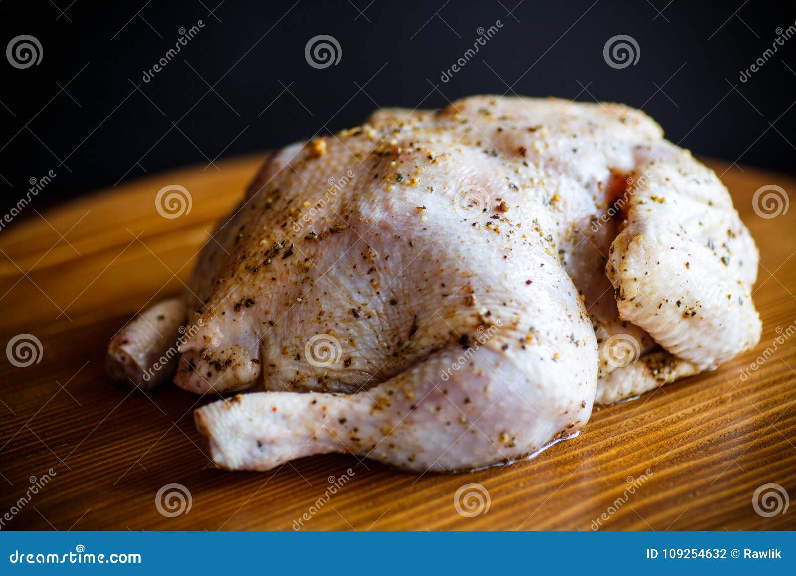 Pollo Crudo Adobado Con Las Especias Foto de archivo - Imagen de rural ...