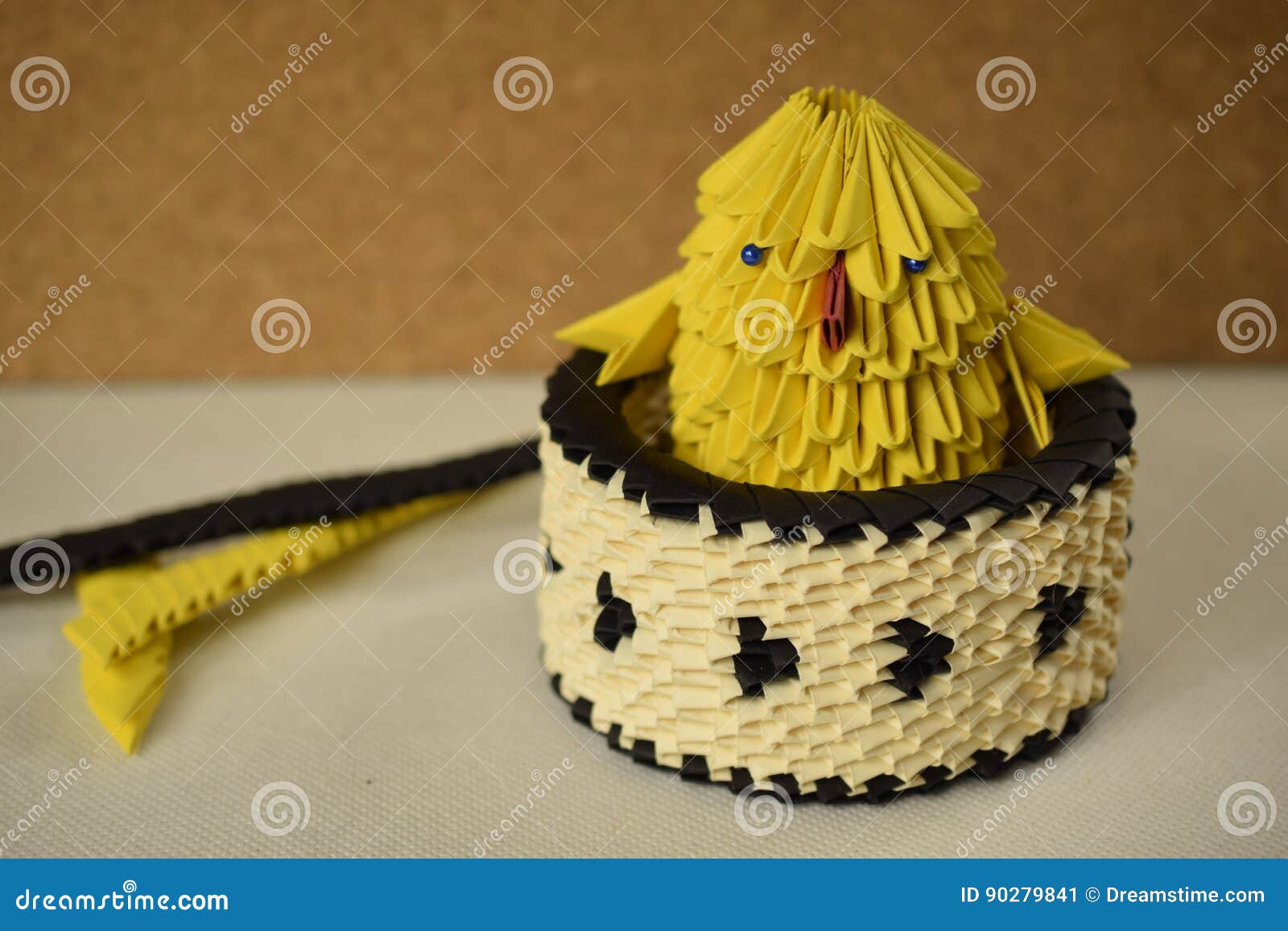 Pollo De La Papiroflexia En Un Cuenco Imagen de archivo - Imagen de ...