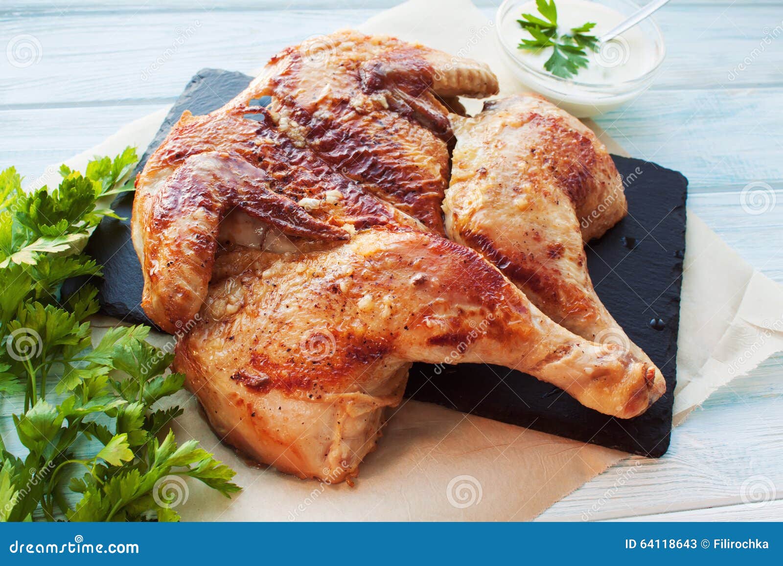 Pollo De Rosted En Una Placa De La Pizarra Imagen de archivo - Imagen ...