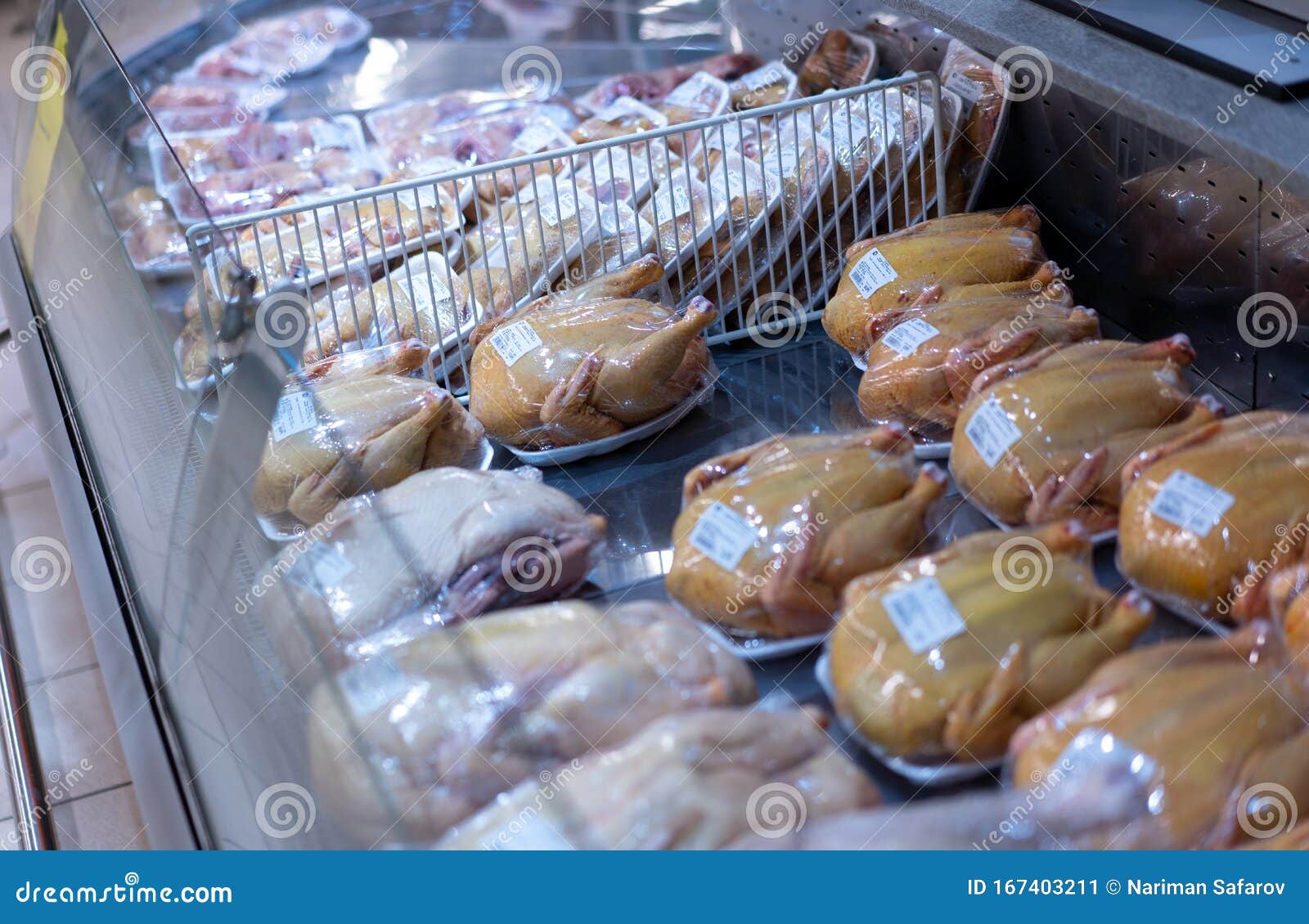 Pollo En Una Tienda a La Venta Imagen de archivo - Imagen de mirando ...