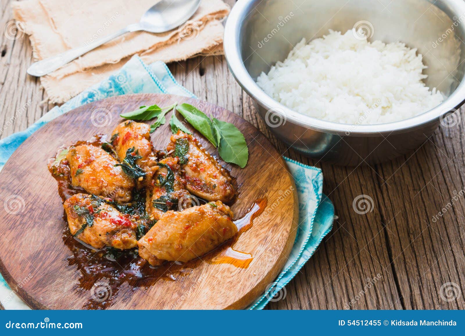 Pollo Frito Con Las Hojas De La Albahaca Imagen de archivo - Imagen de ...