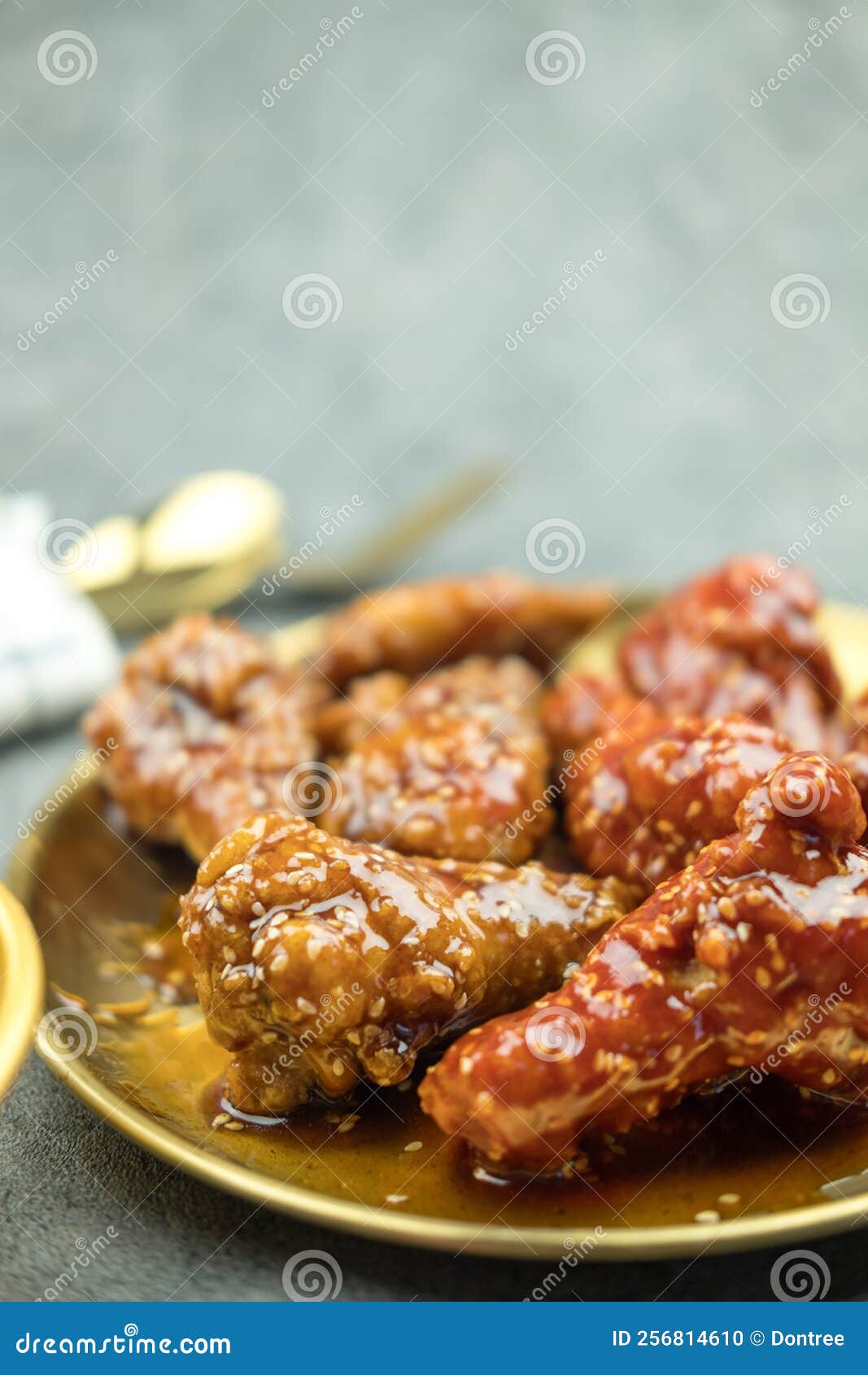 Pollo Frito Con Salsa Al Estilo Coreano Foto de archivo - Imagen de ...