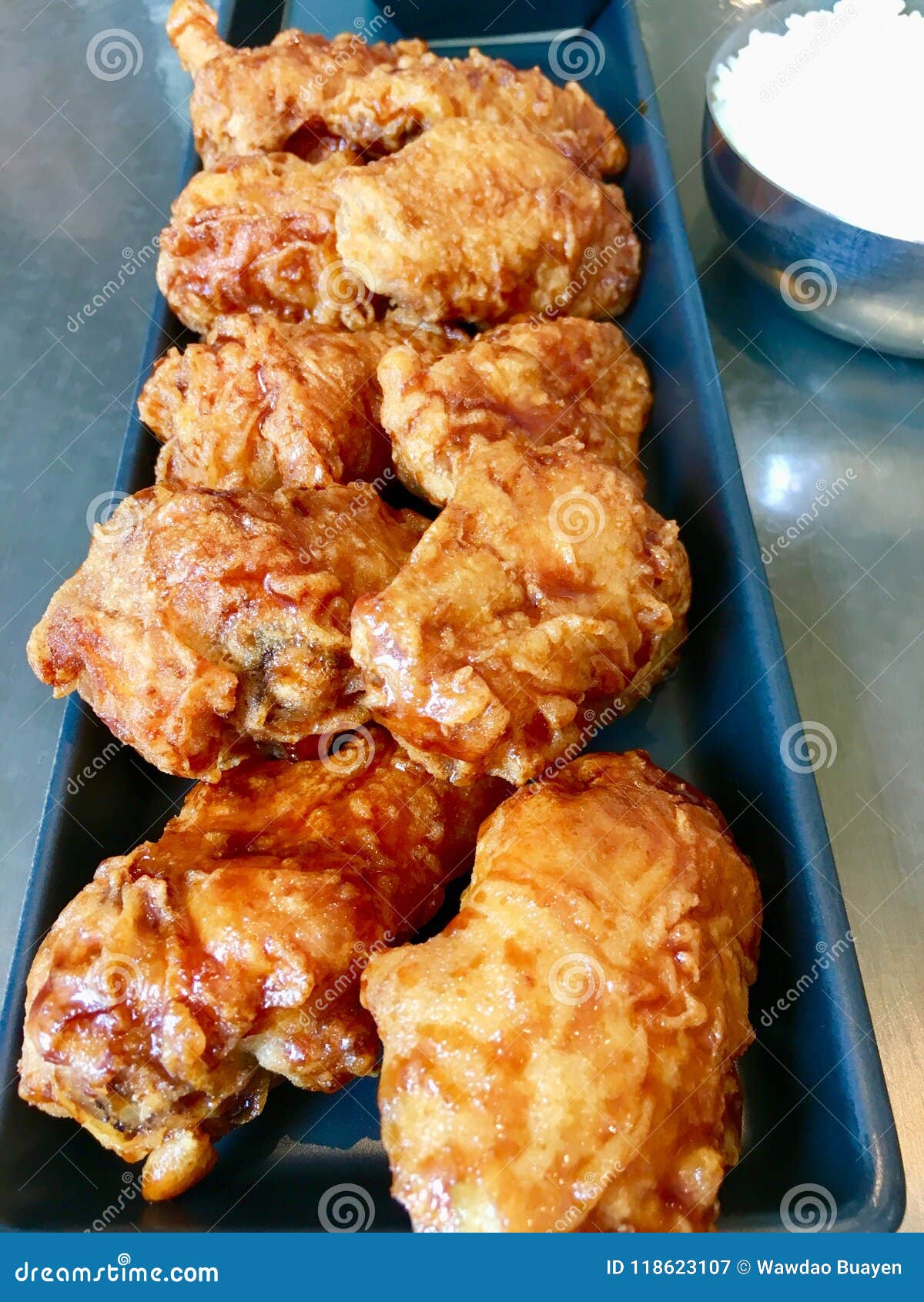 Pollo frito estilo coreano imagen de archivo. Imagen de salsa - 118623107