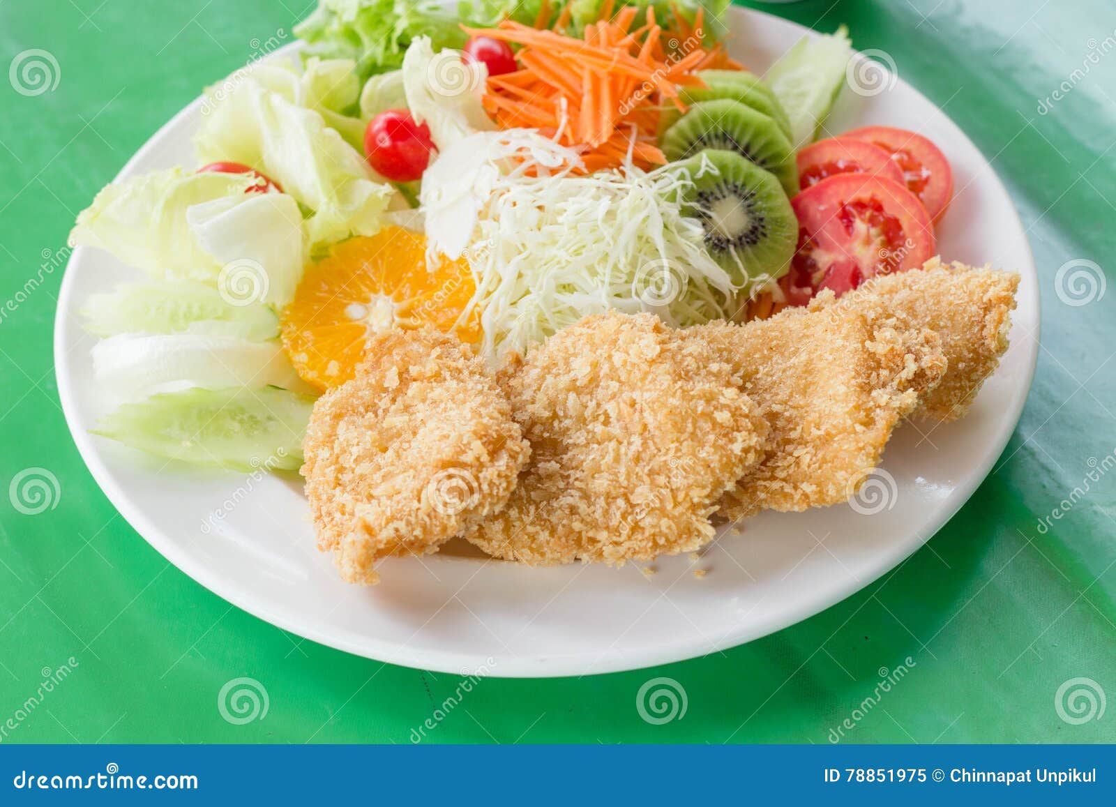 Pollo Impanato Fritto Milanese Con Insalata Immagine Stock - Immagine ...