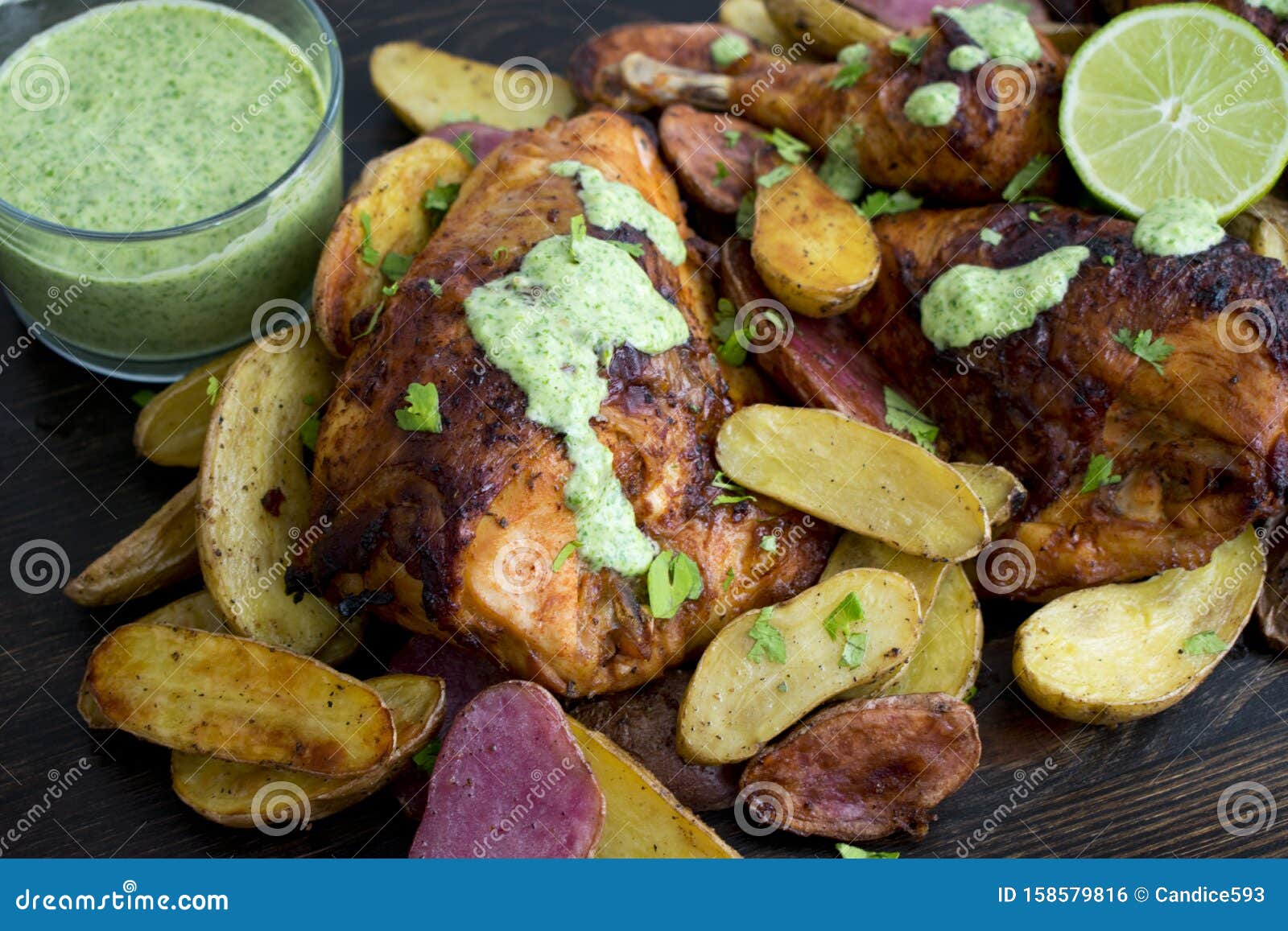 Pollo Peruano Con Salsa Verde Aji Verde Foto de archivo - Imagen de ...