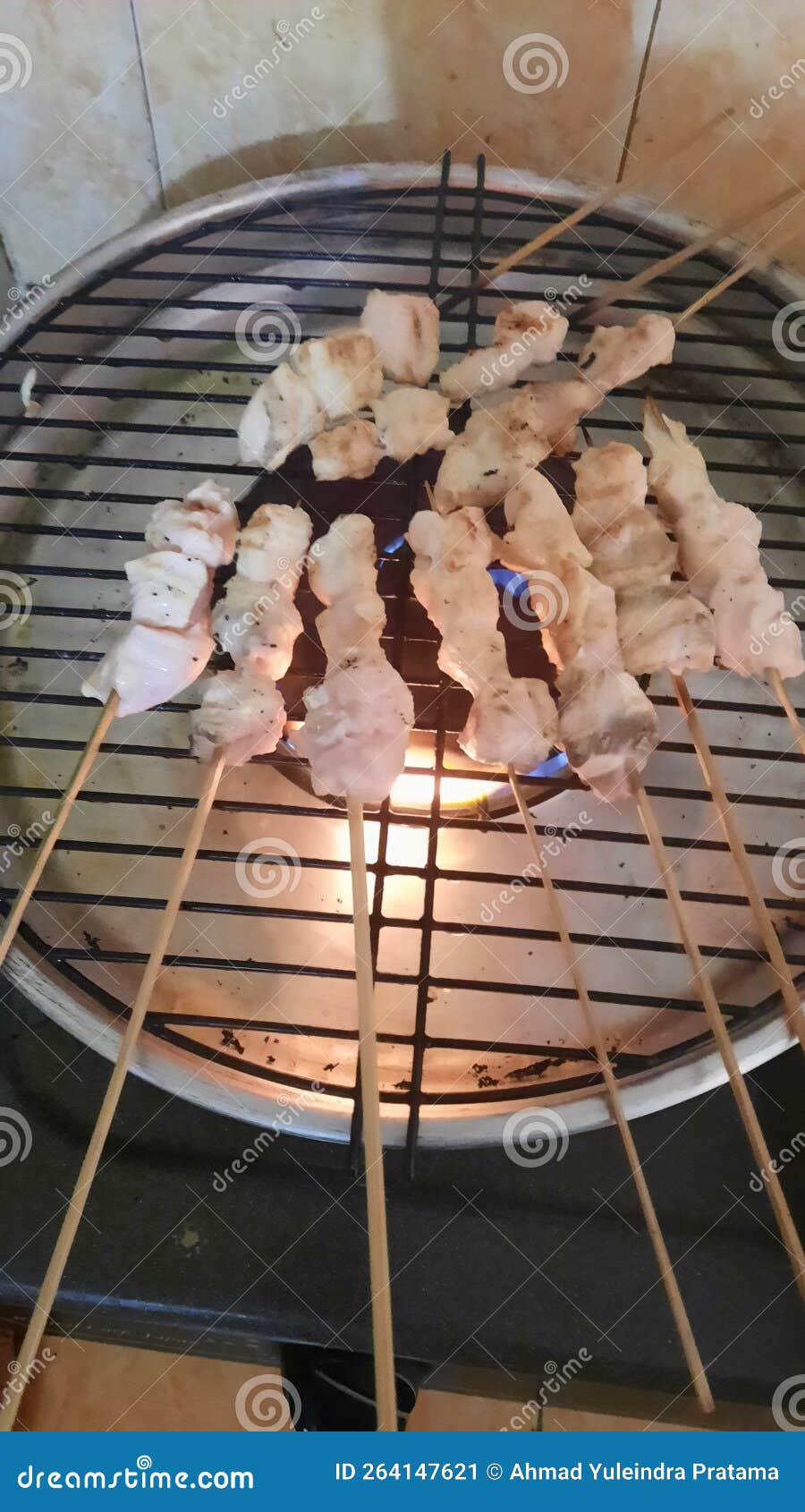 Pollo Picado a La Parrilla Con Salsa De Cacahuete Imagen de archivo ...