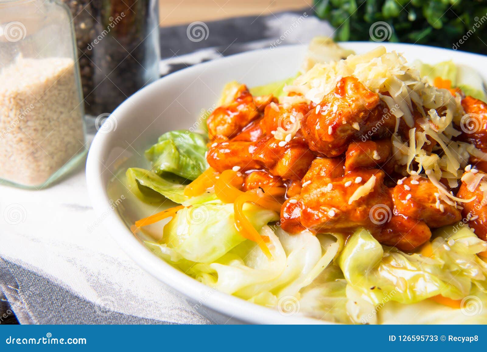 Pollo Picante Coreano Con La Col Salteada Imagen de archivo - Imagen de ...