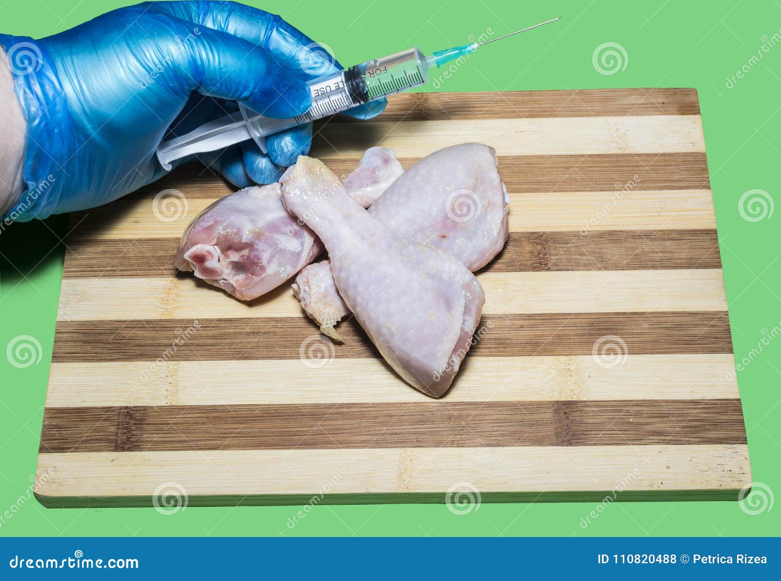 Pollo PLUMPING O Que Inyecta Foto de archivo - Imagen de mano, desplome ...