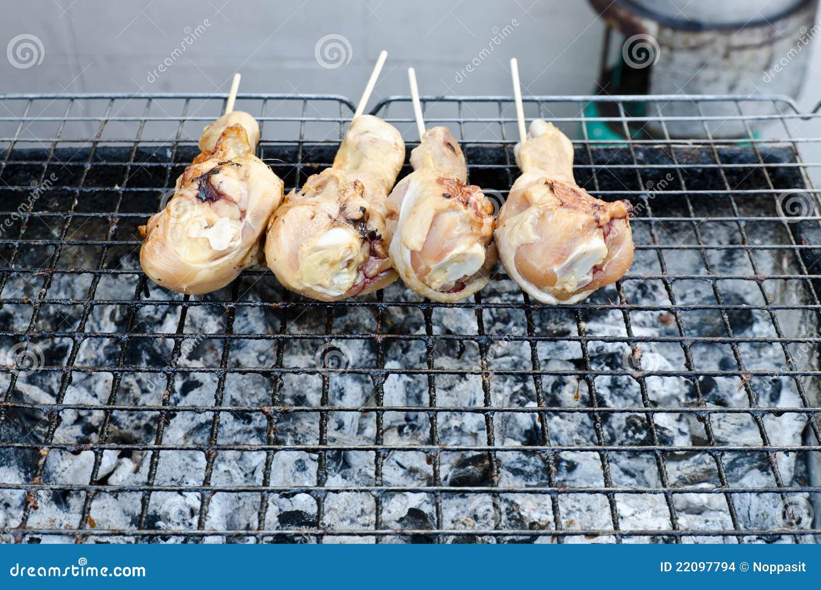 Pollo raro en parrilla foto de archivo. Imagen de fresco - 22097794