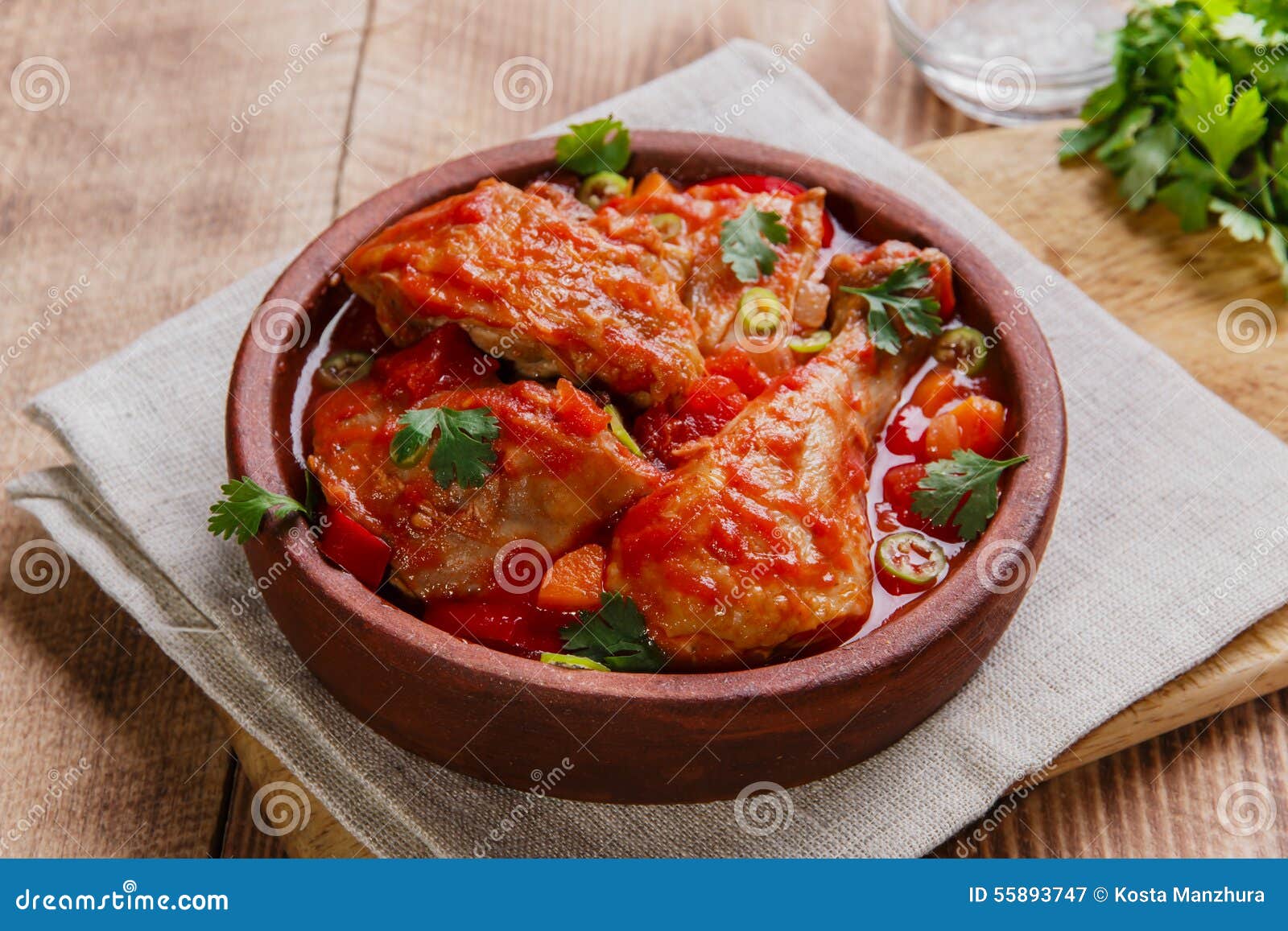 Pollo in Salsa Al Pomodoro in Una Ciotola Immagine Stock - Immagine di ...