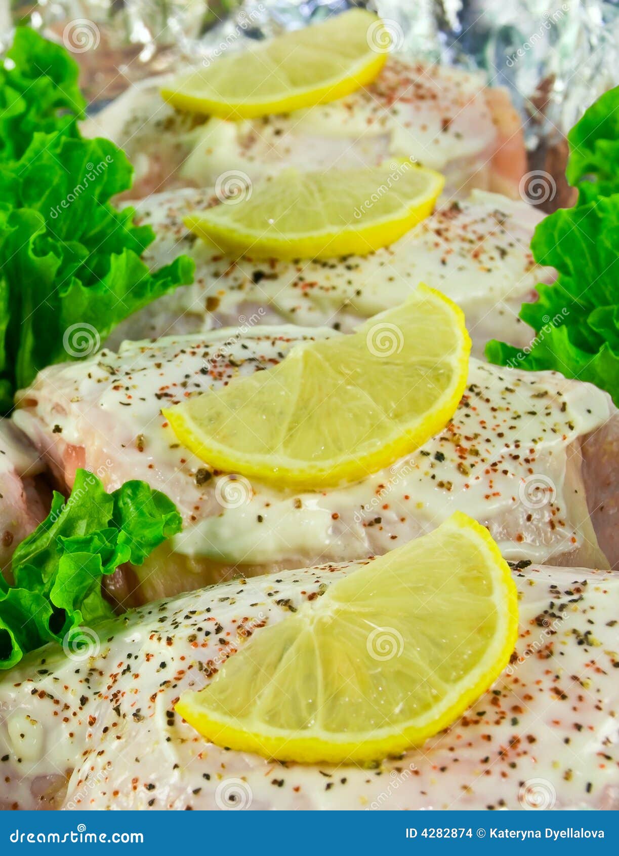 Pollo sazonado foto de archivo. Imagen de fresco, cena - 4282874