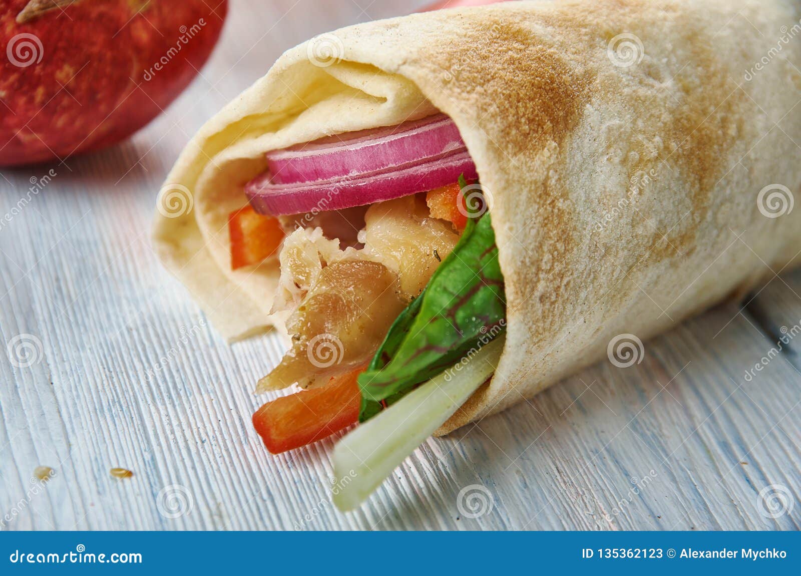 Pollo Shawarma del afgani imagen de archivo. Imagen de tomate - 135362123