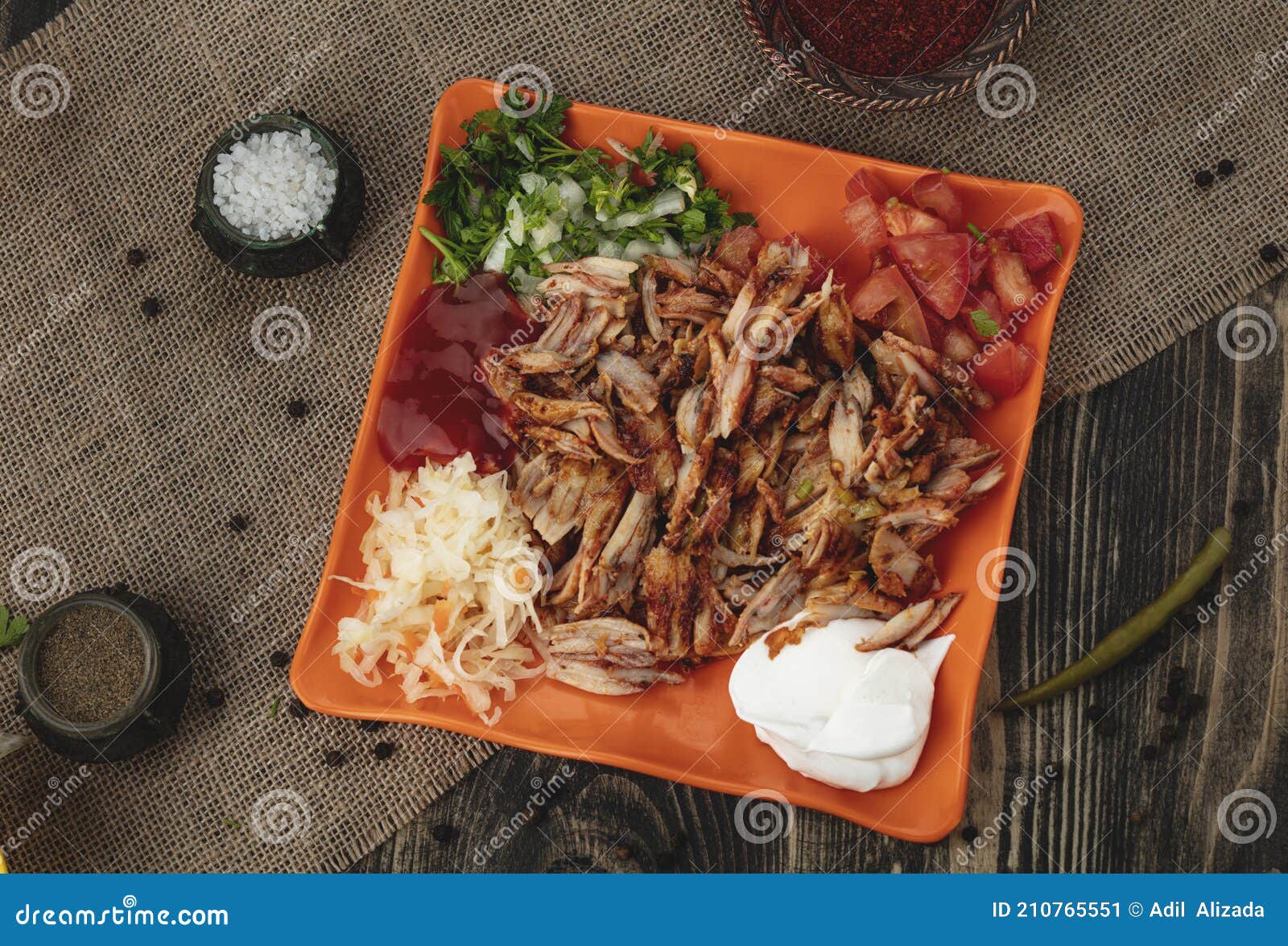 Pollo Turco Doner Kebab En Plato Imagen de archivo - Imagen de estambul ...
