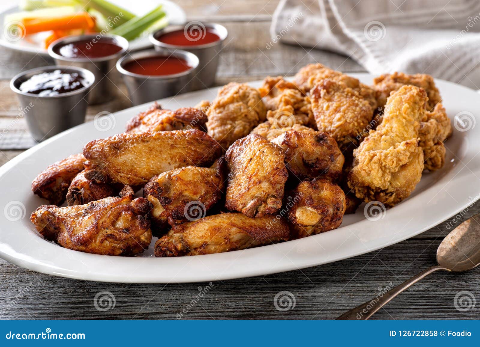 Pollo Wing Platter foto de archivo. Imagen de alimento - 126722858