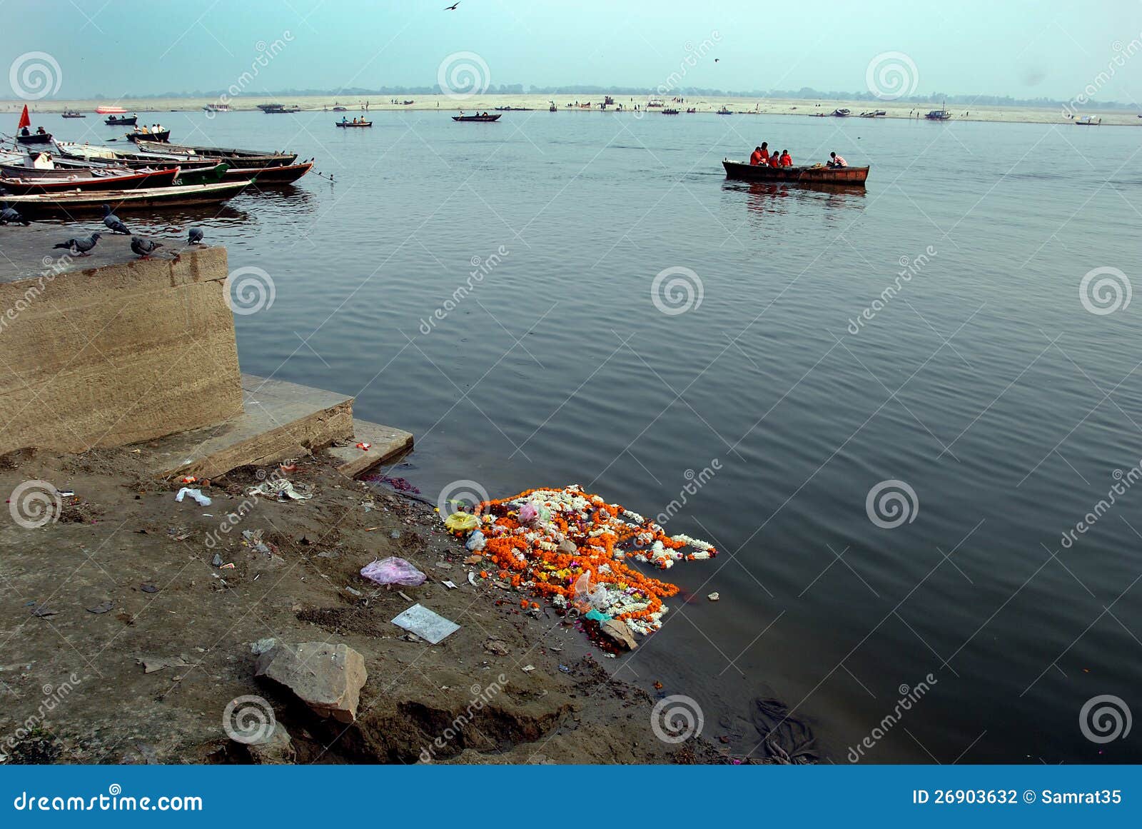 Polluted River Ganga editorial photography. Image of city - 26903632