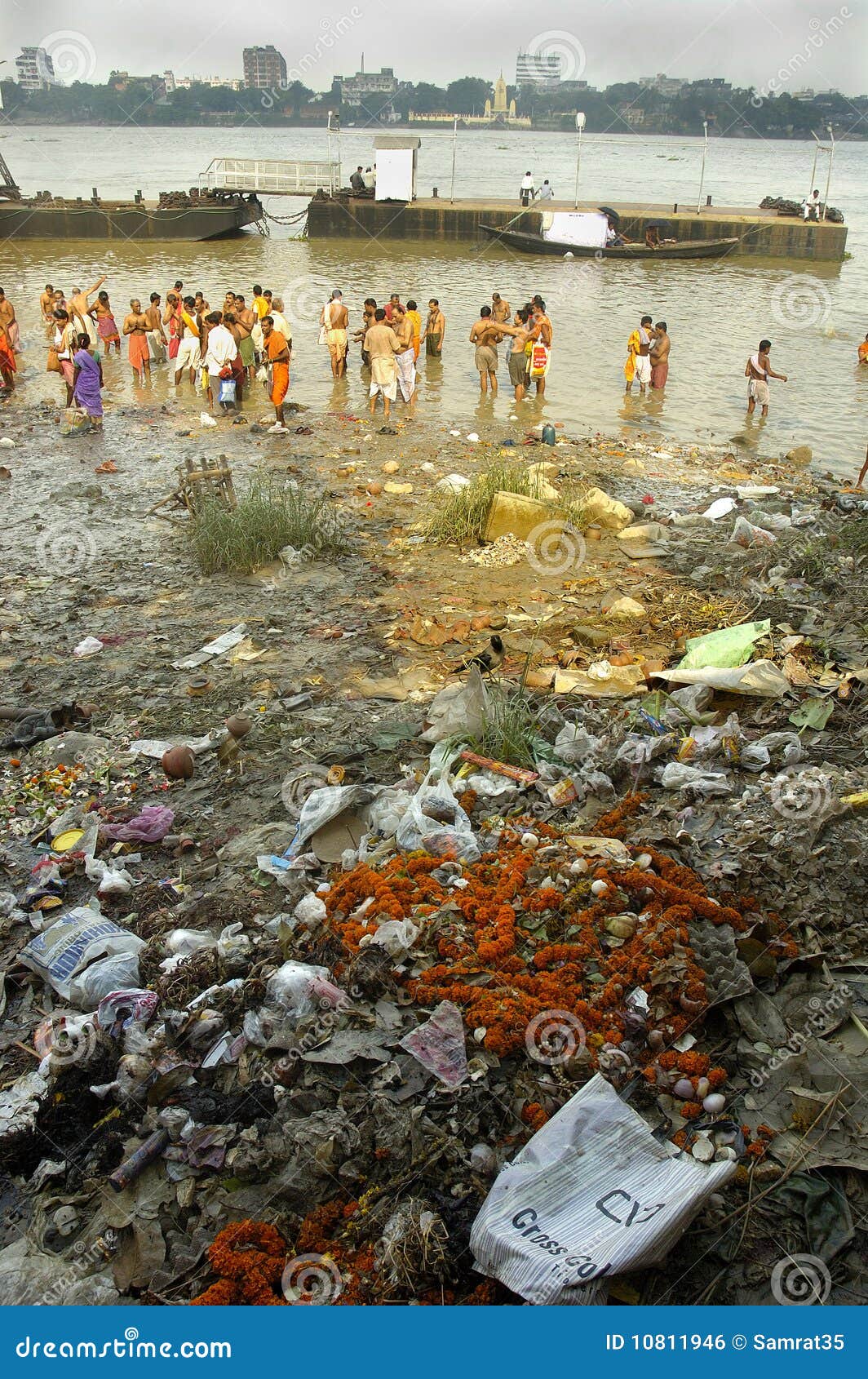 Pollution De Fleuve De Ganga Dans Kolkata. Photo éditorial - Image du ...