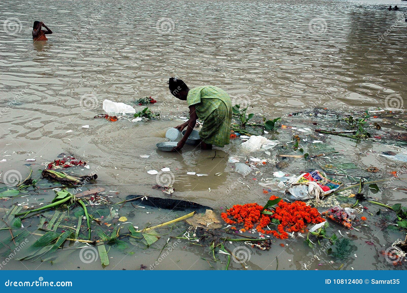 Pollution De Fleuve De Ganga Dans Kolkata. Image éditorial - Image ...