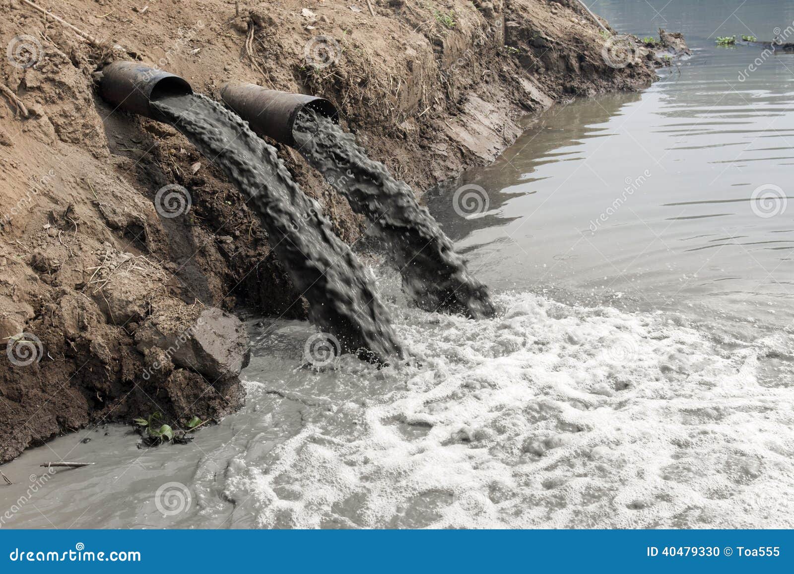 Pollution De L'eau En Rivière Photo stock - Image: 40479330