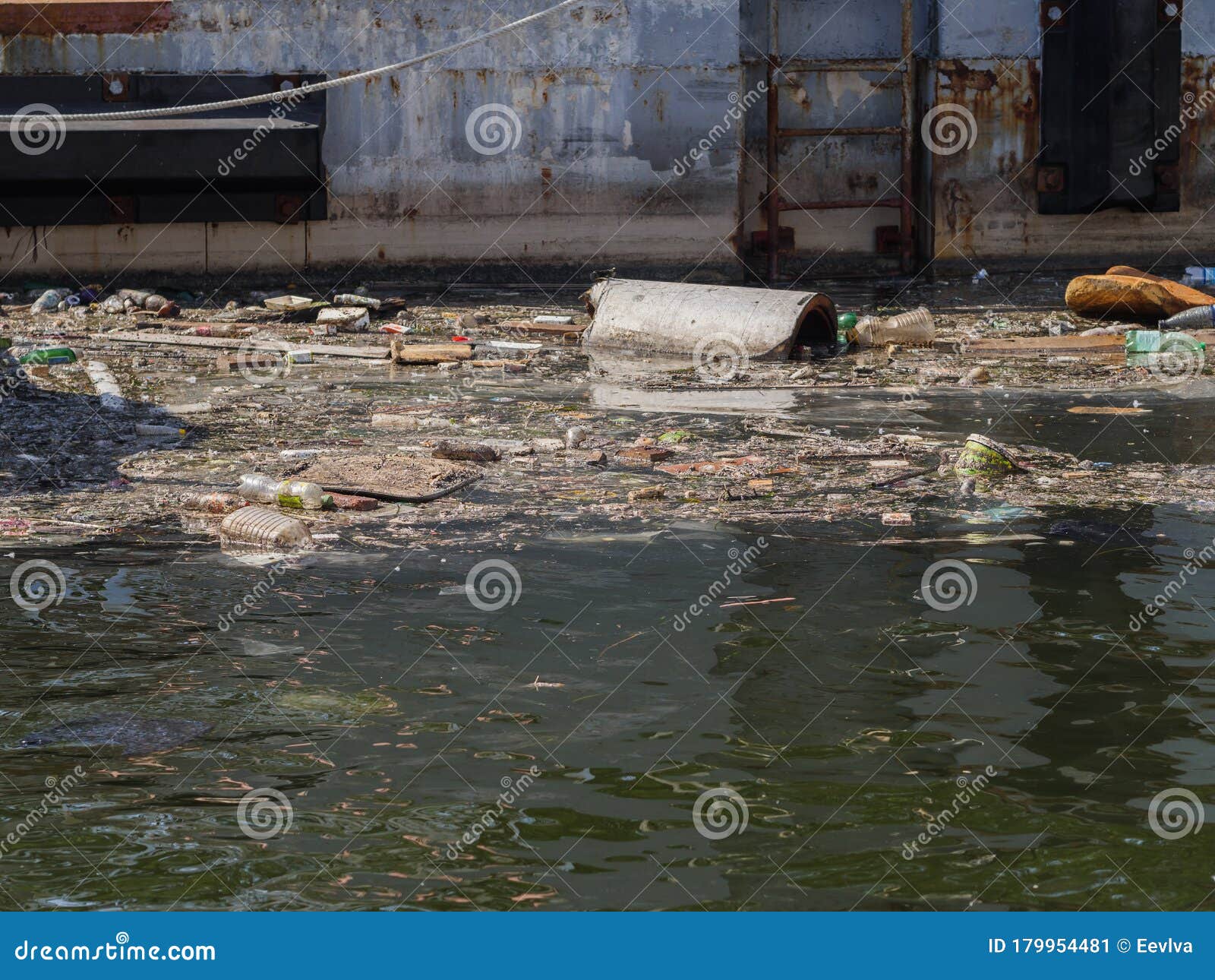Pollution De La Surface De La Mer Image stock - Image du camelote ...