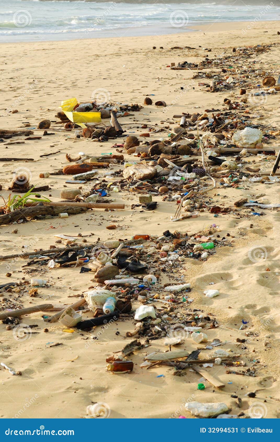Pollution de plage image stock. Image du normal, sewage - 32994531
