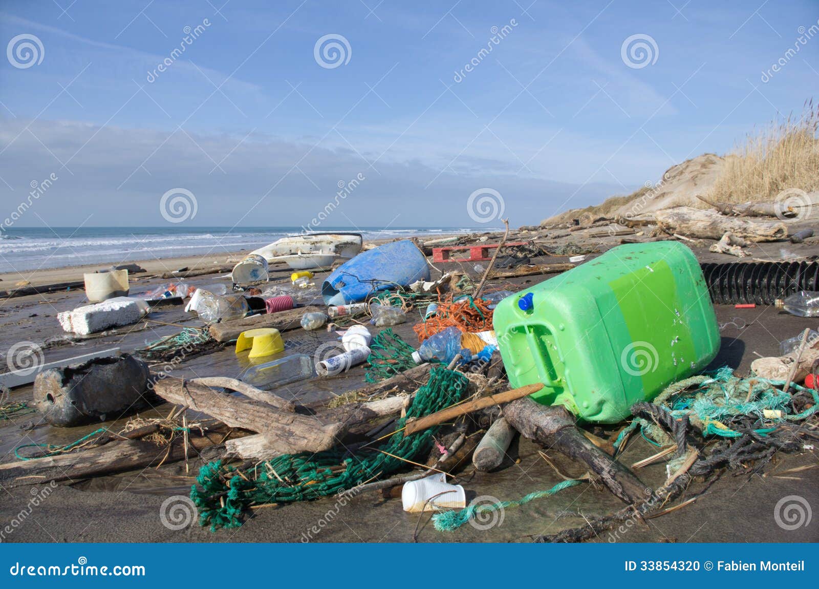 Pollution de plage photo stock. Image du dommages, plages - 33854320