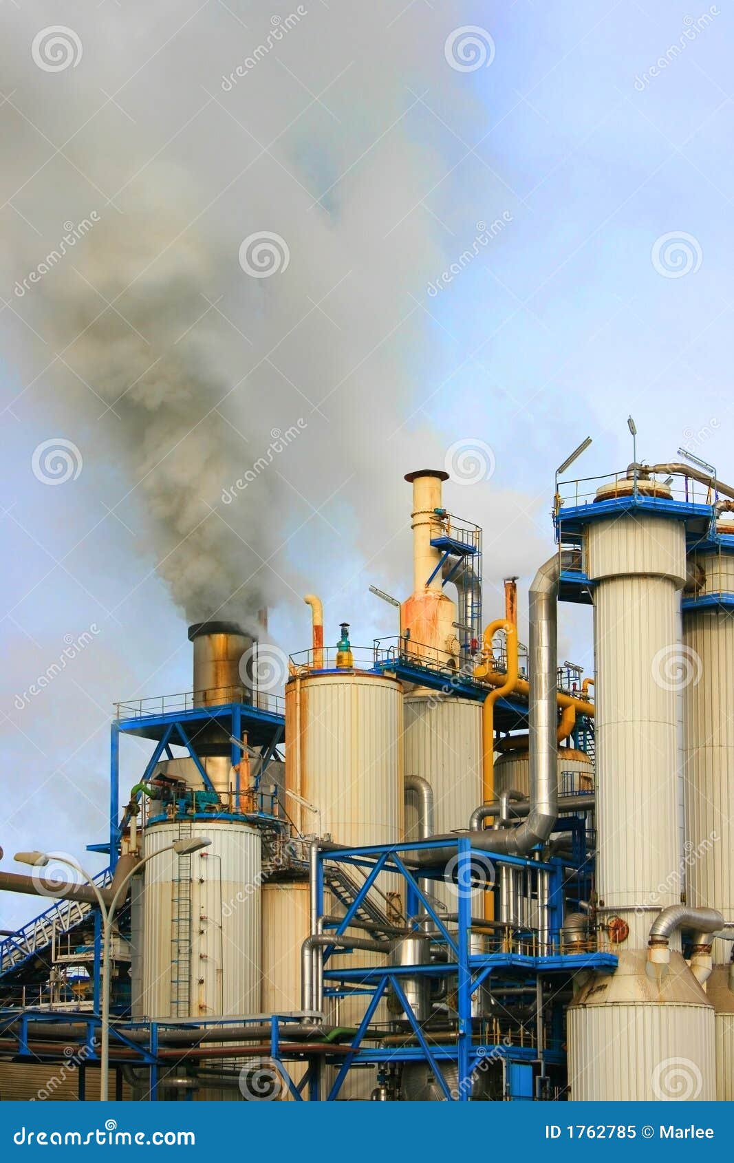 Pollution industrielle image stock. Image du tuyau, polluez - 1762785