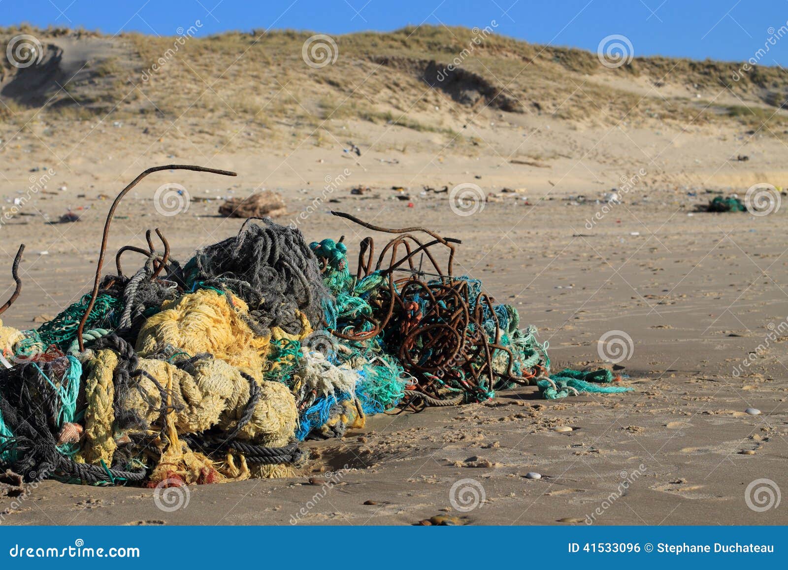 Pollution sur une plage photo stock. Image du aquitaine - 41533096